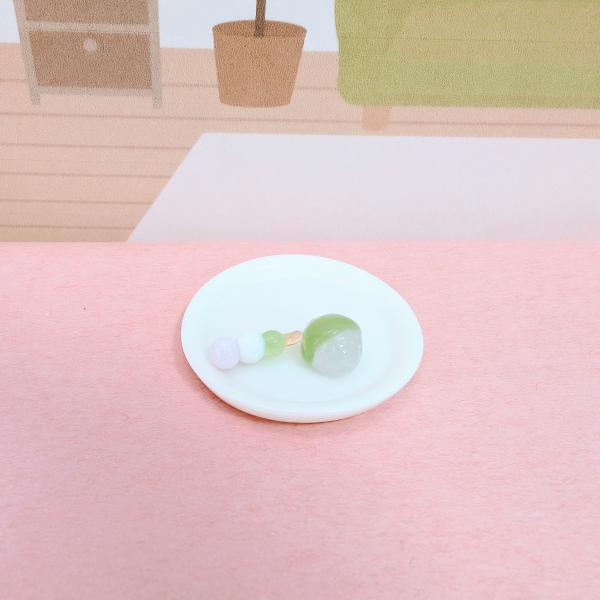 桜もち（ミニ）と3色団子（お皿付）のガラス細工の置物です。お皿はポリ製です。【大きさ】約直径１５ミリ（お皿の大きさ）＊商品は一つ一つ手造りのため大きさや色合いなどが写真と異なる場合がありますのでご了承をお願い致します。