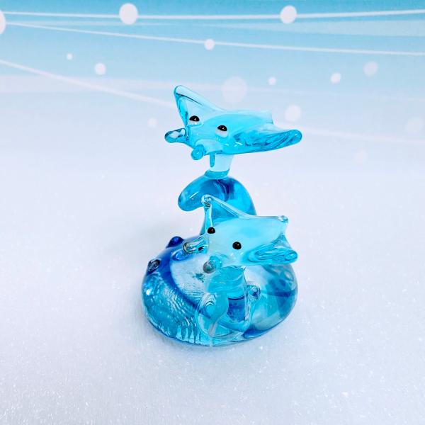 波乗りマンタペア（M)のガラス細工の置物です。【大きさ】約高さ３５ミリ　　横幅３５ミリ　　　　　奥行３０ミリ＊商品は一つ一つ手造りのため大きさや色合いなどが写真と異なる場合がありますのでご了承をお願い致します。