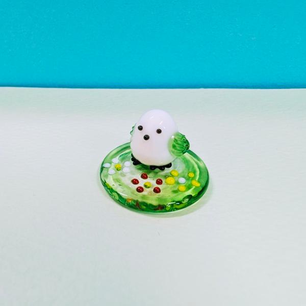 シマエナガ花台（S）緑のガラス細工の置物です。【大きさ】約高さ２０ミリ　　横幅２５ミリ　　　　　奥行２５ミリ＊商品は一つ一つ手造りのため大きさや色合いなどが写真と異なる場合がありますのでご了承をお願い致します。