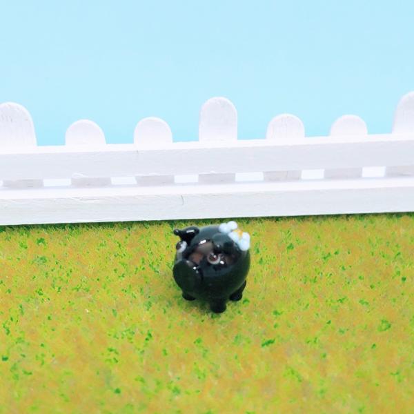 花ぶた（S)黒のガラス細工の置物です。【大きさ】約高さ１０ミリ　　横幅１０ミリ　　　　　奥行１０ミリ＊商品は一つ一つ手造りのため大きさや色合いが写真と異なる場合がありますのでご了承をお願い致します。