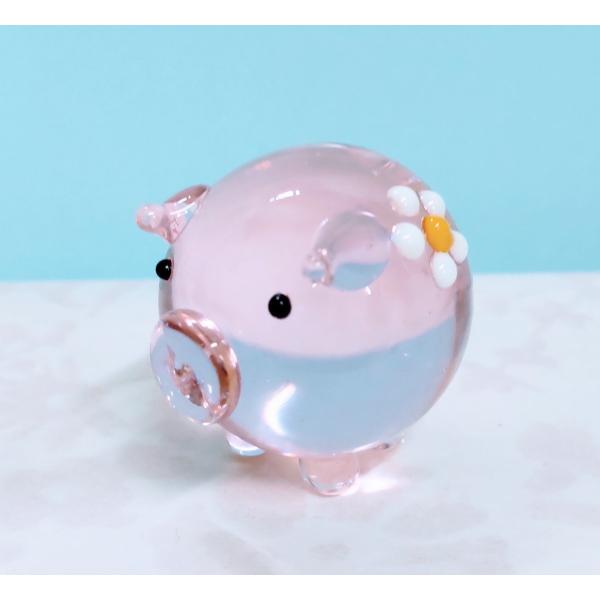 花ぶた（LL)ピンクのガラス細工の置物です。【大きさ】約高さ３５ミリ　　横幅３０ミリ　　　　　奥行３５ミリ＊商品は一つ一つ手造りのため大きさや色合いが写真と異なる場合がありますのでご了承をお願い致します。