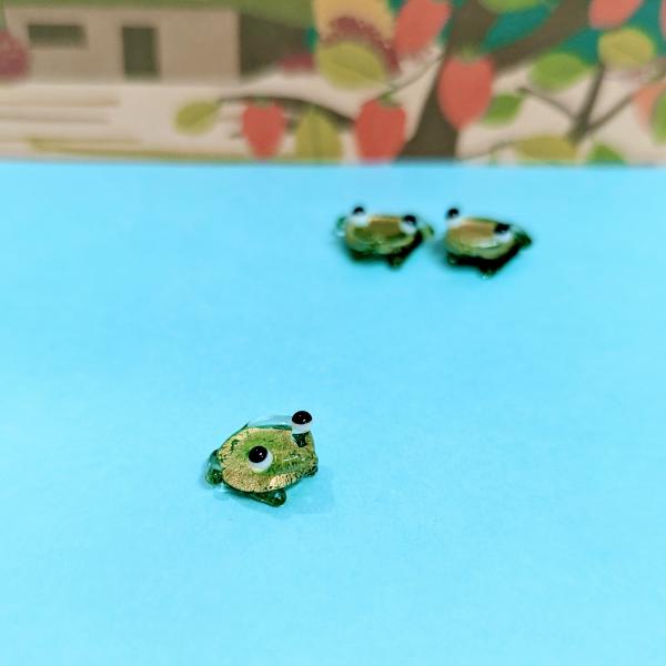 金箔カエル（ミニ）のガラス細工の置物です。【大きさ】約高さ７ミリ　　横幅１０ミリ　　　　　奥行１０ミリ＊商品は一つ一つ手造りのため大きさや色合いなどが写真と異なる場合がありますのでご了承をお願い致します。
