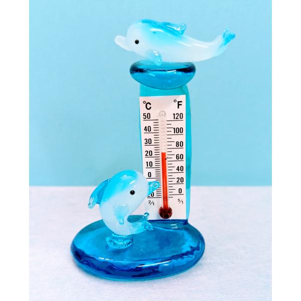 温度計（S)イルカ青のガラス細工の置物です。【大きさ】約高さ７０ミリ　　横幅５０ミリ　　　　　奥行３５ミリ＊商品は一つ一つ手造りのため大きさや色合いが写真と異なる場合がありますのでご了承をお願い致します。