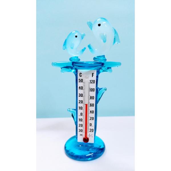 温度計イルカ青のガラス細工の置物です。【大きさ】約高さ９５ミリ　　横幅４５ミリ　　　　　奥行３０ミリ＊商品は一つ一つ手造りのため大きさや色合いが写真と異なる場合がありますのでご了承をお願い致します。