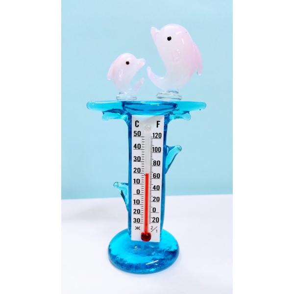 温度計(L)イルカピンクのガラス細工の置物です。【大きさ】約高さ９５ミリ　　横幅４５ミリ　　　　　奥行３０ミリ＊商品は一つ一つ手造りのため大きさや色合いが写真と異なる場合がありますのでご了承をお願い致します。