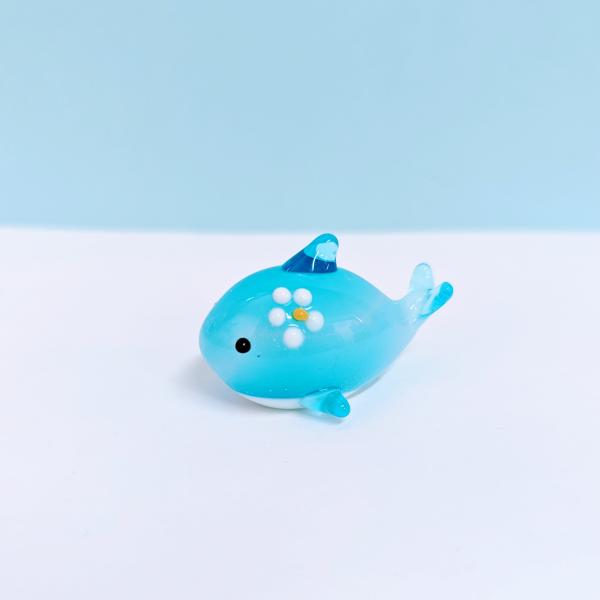 花イルカのガラス細工の置物です。【大きさ】約高さ２０ミリ　　横幅２２ミリ　　　　　奥行３５ミリ＊商品は一つ一つ手造りのため大きさや色合いなどが写真と異なる場合がありますのでご了承をお願い致します。