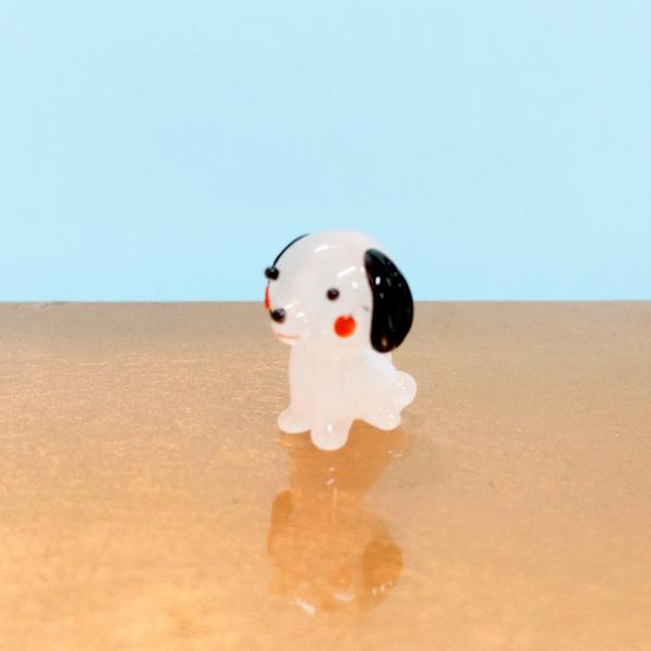 イヌ（S)のガラス細工の置物です。【大きさ】約高さ１８ミリ　　横幅１２ミリ　　　　　奥行１２ミリ＊商品は一つ一つ手造りのため大きさや色合いなどが写真と異なる場合がありますのでご了承をお願い致します。