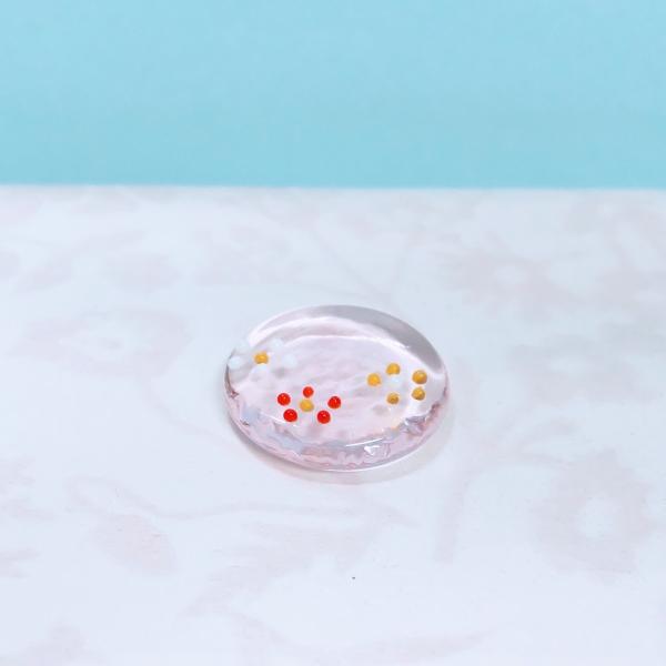 花台（S)ピンクのガラス細工の置物です。【大きさ】約直径２５ミリ＊商品は一つ一つ手造りのため大きさや色合いなどが写真と異なる場合がありますのでご了承をお願い致します。