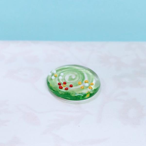 花台（S)緑のガラス細工の置物です。【大きさ】約直径２５ミリ＊商品は一つ一つ手造りのため大きさや色合いなどが写真と異なる場合がありますのでご了承をお願い致します。