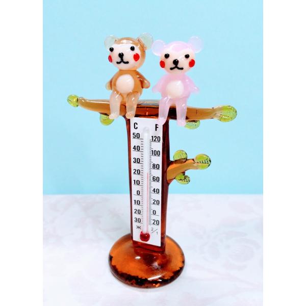 温度計（L)サルのガラス細工の置物です。【大きさ】約高さ９５ミリ　　横幅６０ミリ　　　　　奥行３０ミリ＊商品は一つ一つ手造りのため大きさや色合いなどが写真と異なる場合がありますのでご了承をお願い致します。
