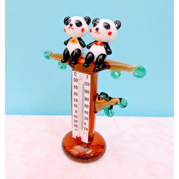 温度計パンダのガラス細工の置物です。【大きさ】約高さ９５ミリ　　横幅６０ミリ　　　　　奥行３０ミリ＊商品は一つ一つ手造りのため大きさや色合いなどが写真と異なる場合がありますのでご了承をお願い致します。