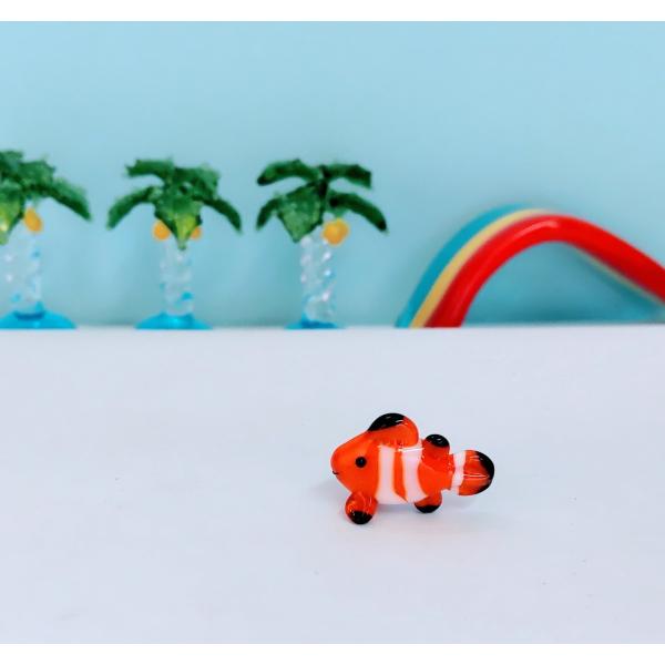 クマノミ（ミニ）のガラス細工の置物です。＊この商品はかなり小さめにできてます。【大きさ】約高さ１０ミリ　　横幅６ミリ　　　　　奥行１５ミリ＊商品は一つ一つ手造りのため大きさや色合いが写真と異なる場合がありますのでご了承をお願い致します。