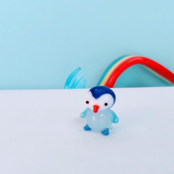 ペンギン（ミニ）のガラス細工の置物です。＊この商品はかなり小さめにできてます。【大きさ】約高さ１２ミリ　　横幅１０ミリ　　　　　奥行１０ミリ＊商品は一つ一つ手造りのため大きさや色合いが写真と異なる場合がありますのでご了承をお願い致します。