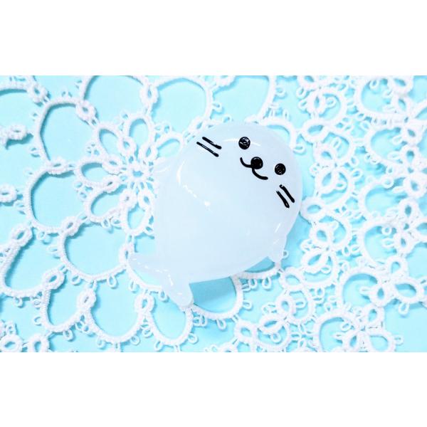 箸置きアザラシのガラス細工の置物です。【大きさ】約縦３５ミリ　　横幅３０ミリ＊商品は一つ一つ手造りのため大きさや色合いなどが写真と異なる場合がありますのでご了承をお願い致します。