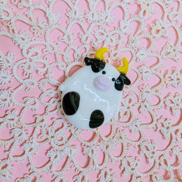 丑箸置きのガラス細工の置物です。【大きさ】約高さ３８ミリ　　横幅３２ミリ＊商品は一つ一つ手造りのため大きさや色合いなどが写真と異なる場合がありますのでご了承をお願い致します。