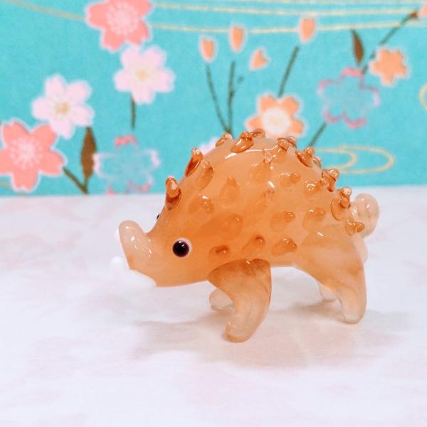 イノシシ（M)のガラス細工の置物です。【大きさ】約高さ２５ミリ　　横幅１５ミリ　　　　　奥行３０ミリ＊商品は一つ一つ手造りのため大きさや色合いなどが写真と異なる場合がありますのでご了承をお願い致します。