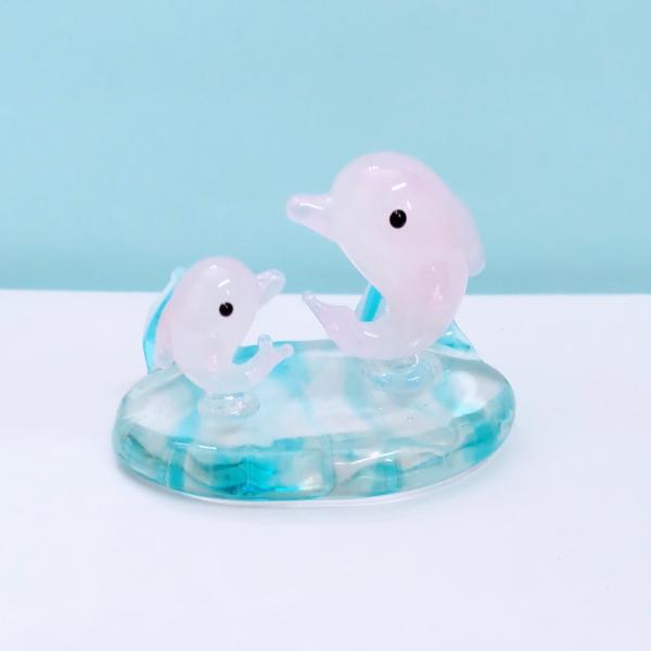 イルカペア波台（L)ピンクのガラス細工の置物です。【大きさ】約高さ３０ミリ　　横幅４５ミリ　　　　　奥行３０ミリ＊商品は一つ一つ手造りのため大きさや色合いが写真と異なる場合がありますのでご了承をお願い致します。