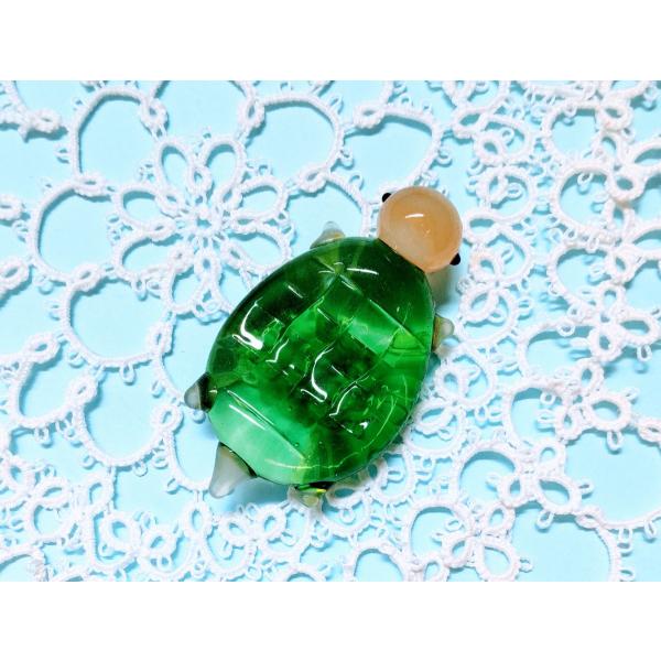 箸置きカメのガラス細工の置物です。【大きさ】約縦４０ミリ　　横幅２５ミリ＊商品は一つ一つ手造りのため大きさや色合いなどが写真と異なる場合がありますのでご了承をお願い致します。