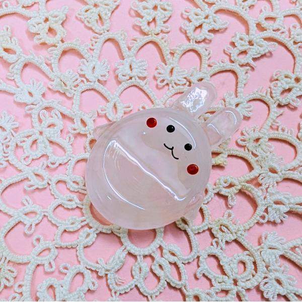 卯箸置きのガラス細工の置物です。【大きさ】約高さ３８ミリ　　横幅３０ミリ＊商品は一つ一つ手造りのため大きさや色合いなどが写真と異なる場合がありますのでご了承をお願い致します。