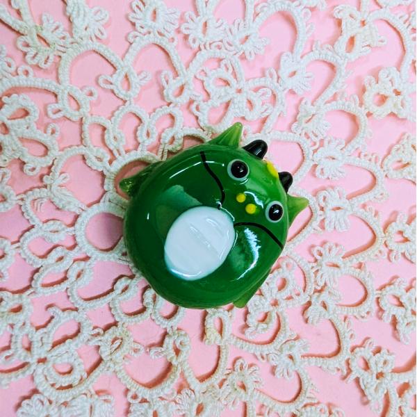 辰箸置きのガラス細工の置物です。【大きさ】約高さ３０ミリ　　横幅３０ミリ＊商品は一つ一つ手造りのため大きさや色合いなどが写真と異なる場合がありますのでご了承をお願い致します。