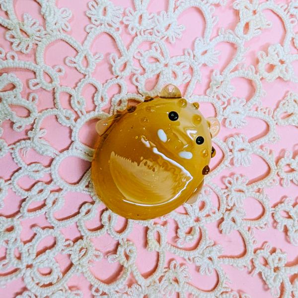 亥箸置きのガラス細工の置物です。【大きさ】約高さ３３ミリ　　横幅３０ミリ＊商品は一つ一つ手造りのため大きさや色合いなどが写真と異なる場合がありますのでご了承をお願い致します。