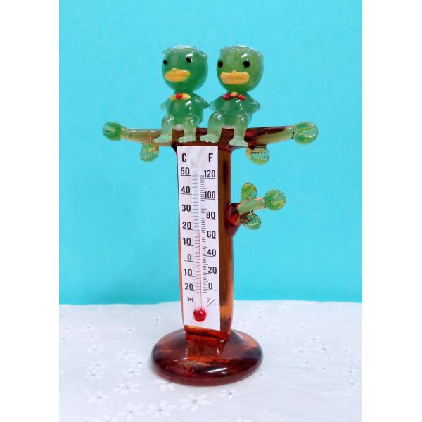 温度計(L)カッパのガラス細工の置物です。【大きさ】約高さ９５ミリ　　横幅６０ミリ　　　　　奥行３０ミリ＊商品は一つ一つ手造りのため大きさや色合いが写真と異なる場合がありますのでご了承をお願い致します。