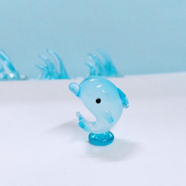 イルカ水色立（S)のガラス細工の置物です。【大きさ】約高さ１５ミリ　　横幅１０ミリ　　　　　奥行１０ミリ＊商品は一つ一つ手造りのため大きさや色合いが写真と異なる場合がありますのでご了承をお願い致します。