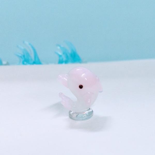 イルカピンク立（S)のガラス細工の置物です。【大きさ】約高さ１５ミリ　　横幅１０ミリ　　　　　奥行１０ミリ＊商品は一つ一つ手造りのため大きさや色合いが写真と異なる場合がありますのでご了承をお願い致します。