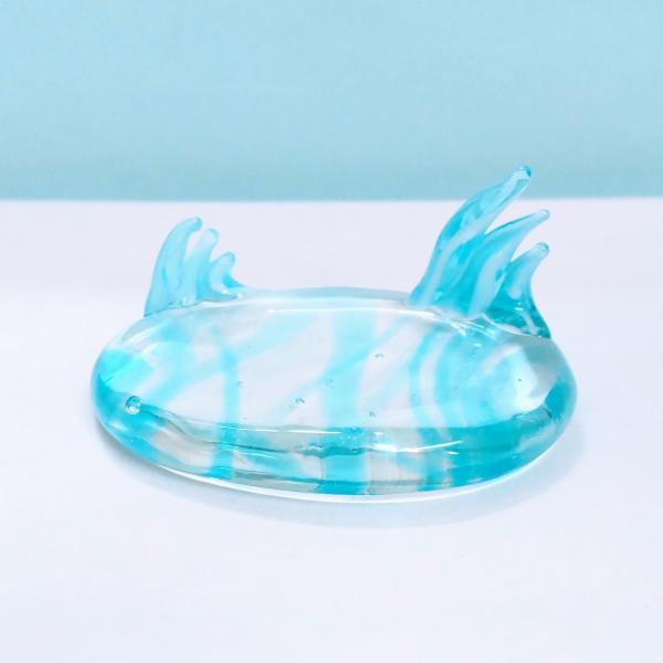 波台（L)Aのガラス細工の置物です。【大きさ】約高さ２５ミリ　　横幅５０ミリ　　　　　奥行３０ミリ＊商品は一つ一つ手造りのため大きさや色合いなどが写真と異なる場合がありますのでご了承をお願い致します。