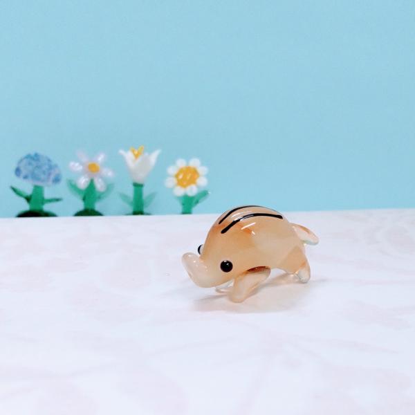 ウリボウ（S)のガラス細工の置物です。【大きさ】約高さ１５ミリ　　横幅１０ミリ　　　　　奥行２５ミリ＊商品は一つ一つ手造りのため大きさや色合いなどが写真と異なる場合がありますのでご了承をお願い致します。