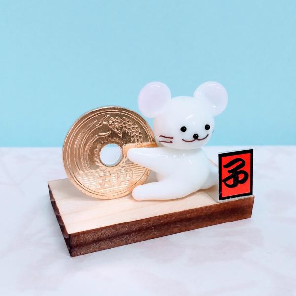 ご縁子木台付のガラス細工の置物です。5円は本物を磨いています。【大きさ】約高さ３５ミリ　　横幅４５ミリ　　　　　奥行２５ミリ　（全体の大きさ）＊商品は一つ一つ手造りのため大きさや色合いが写真と異なる場合がありますのでご了承をお願い致します。