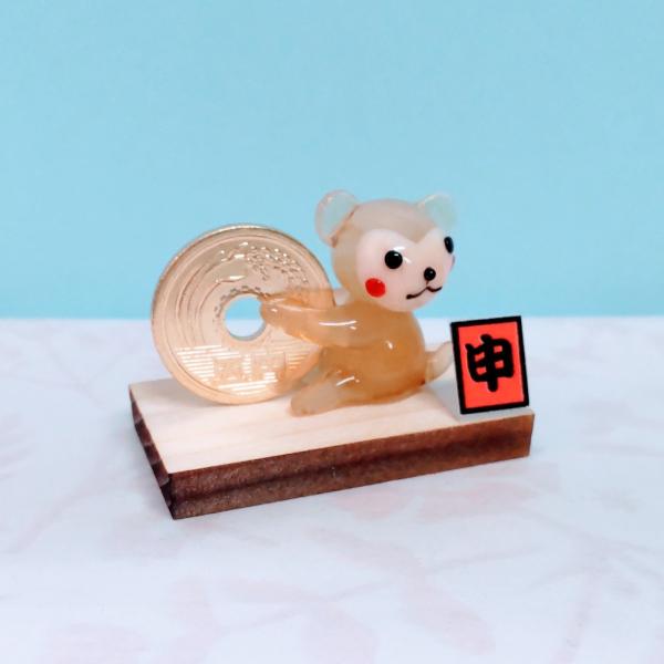 ご縁申木台付のガラス細工の置物です。5円は本物を磨いています。【大きさ】約高さ３５ミリ　　横幅４５ミリ　　　　　奥行２５ミリ　（全体の大きさ）＊商品は一つ一つ手造りのため大きさや色合いが写真と異なる場合がありますのでご了承をお願い致します。