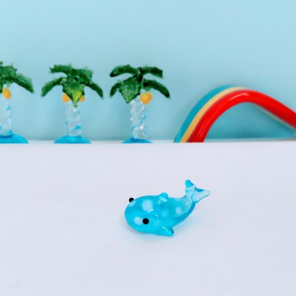 ジンベイザメ（ミニ）のガラス細工の置物です。＊この商品はかなり小さめにできてます。【大きさ】約高さ８ミリ　　　横幅１０ミリ　　　　　奥行１８ミリ＊商品は一つ一つ手造りのため大きさや色合いなどが写真と異なる場合がありますのでご了承をお願い致します。
