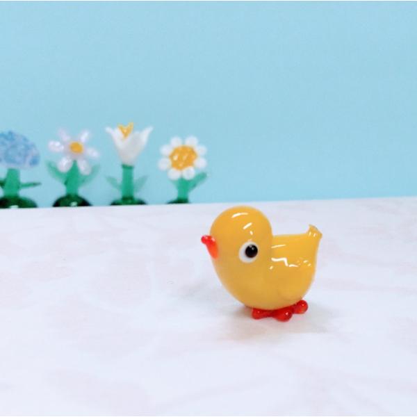 ヒヨコ（S)のガラス細工の置物です。【大きさ】約高さ１８ミリ　　横幅１２ミリ　　　　　奥行１５ミリ＊商品は一つ一つ手造りのため大きさや色合いなどが写真と異なる場合がありますのでご了承をお願い致します。