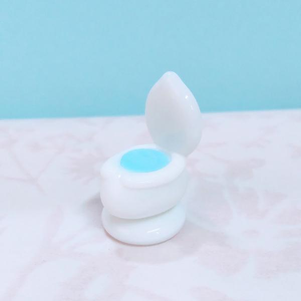 トイレのガラス細工の置物です。【大きさ】約高さ３０ミリ　　横幅１５ミリ　　　　　奥行２０ミリ＊商品は一つ一つ手造りのため大きさや色合いなどが写真と異なる場合がありますのでご了承をお願い致します。