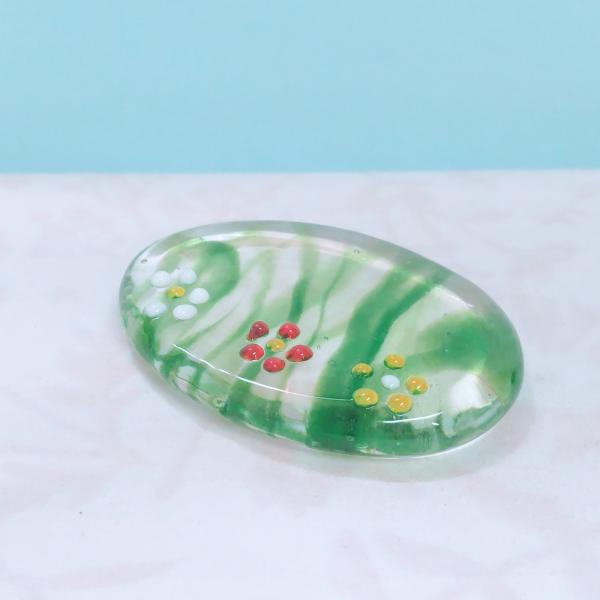 花台（L）緑のガラス細工の置物です。【大きさ】約縦３５ミリ　　横幅５０ミリ＊商品は一つ一つ手造りのため大きさや色合いなどが写真と異なる場合がありますのでご了承をお願い致します。