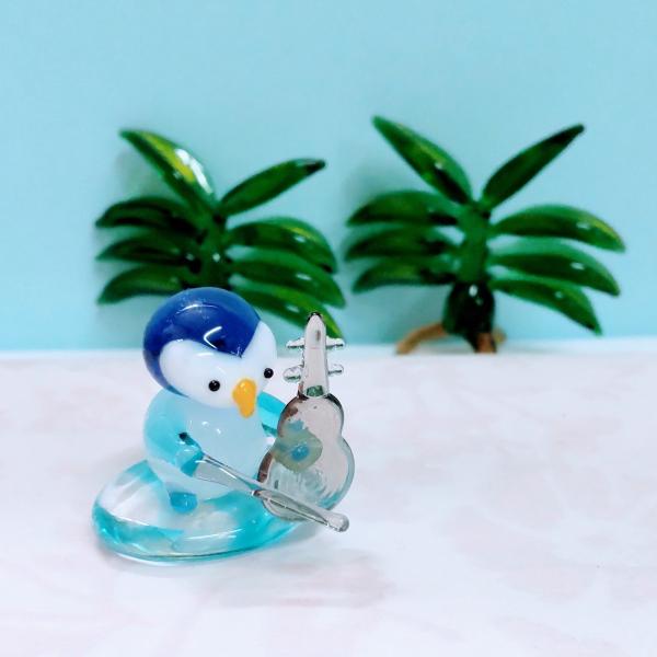 ペンギンバンドチェロのガラス細工の置物です。【大きさ】約高さ２５ミリ　　横幅３０ミリ　　　　　奥行２５ミリ＊商品は一つ一つ手造りのため大きさや色合いが写真と異なる場合がありますのでご了承をお願い致します。