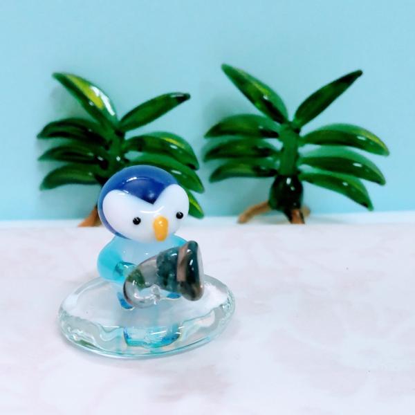 ペンギンバンドチューバのガラス細工の置物です。【大きさ】約高さ２５ミリ　　横幅３０ミリ　　　　　奥行２５ミリ＊商品は一つ一つ手造りのため大きさや色合いが写真と異なる場合がありますのでご了承をお願い致します。