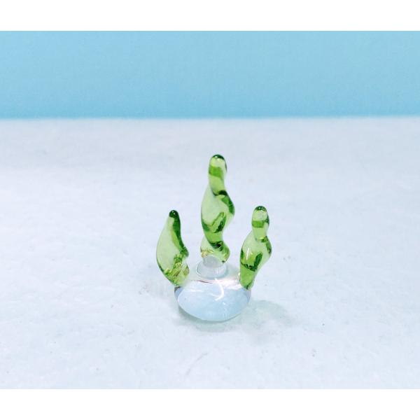 水草（ミニ）のガラス細工の置物です。＊この商品はかなり小さめにできてます。【大きさ】約高さ２０ミリ　　横幅１２ミリ　　　　　奥行１０ミリ＊商品は一つ一つ手造りのため大きさや色合いが写真と異なる場合がありますのでご了承をお願い致します。