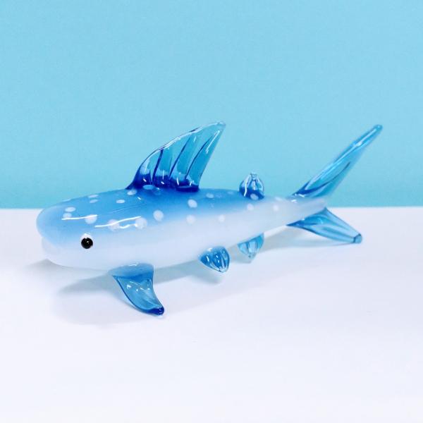 ジンベイザメ（LL)白のガラス細工の置物です。【大きさ】約高さ４０ミリ　　横幅３５ミリ　　　　　奥行９０ミリ＊商品は一つ一つ手造りのため大きさや色合いなどが写真と異なる場合がありますのでご了承をお願い致します。