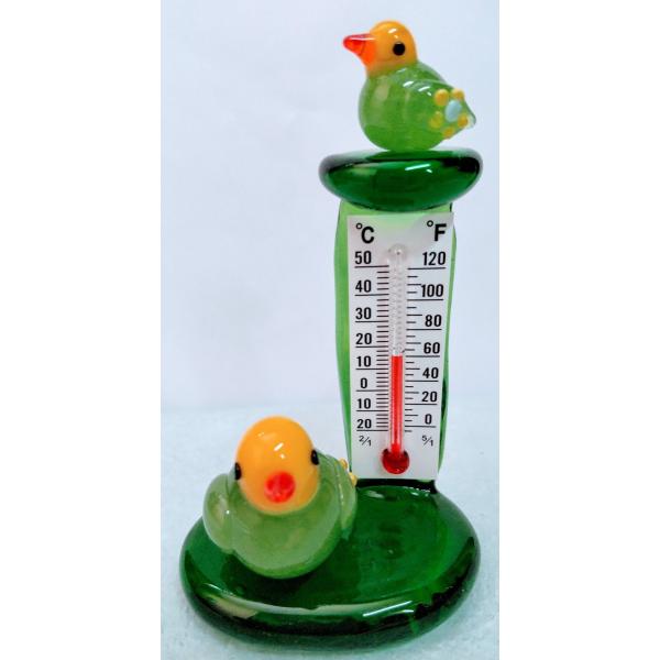 温度計花インコ緑のガラス細工の置物です。【大きさ】約高さ７０ミリ　　横幅４５ミリ　　　　　奥行３５ミリ＊商品は一つ一つ手造りのため大きさや色合いが写真と異なる場合がありますのでご了承をお願い致します。