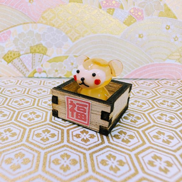 福桝申のガラス細工の置物です。桝は木製です。【大きさ】約高さ２０ミリ　　横幅２０ミリ　　　　　奥行２０ミリ＊商品は一つ一つ手造りのため大きさや色合いが写真と異なる場合がありますのでご了承をお願い致します。