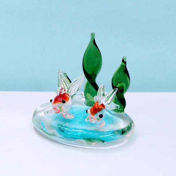 金魚2匹クリア水草台付のガラス細工の置物です。【大きさ】約高さ４０ミリ　　横幅５０ミリ　　　　　奥行３５ミリ＊商品は一つ一つ手造りのため大きさや色合いが写真と異なる場合がありますのでご了承をお願い致します。