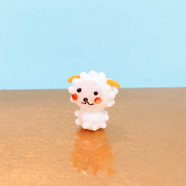 ヒツジ（S)のガラス細工の置物です。【大きさ】約高さ１５ミリ　　横幅１５ミリ　　　　　奥行１０ミリ＊商品は一つ一つ手造りのため大きさや色合いなどが写真と異なる場合がありますのでご了承をお願い致します。