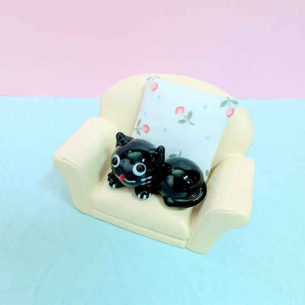 ソファー（L）クロネコのガラス細工の置物です。ソファーはポリ製です。＊クッションの生地の色と柄は選べませんのでよろしくお願いいたします。【大きさ】約高さ３５ミリ　　横幅４５ミリ　　　　　奥行３５ミリ＊商品は一つ一つ手造りのため大きさや色合い...