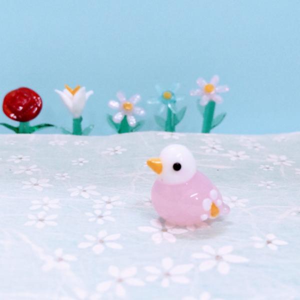 花インコ（S)ピンクのガラス細工の置物です。花は左右付いています。【大きさ】約高さ１５ミリ　　横幅１５ミリ　　　　　奥行１５ミリ＊商品は一つ一つ手造りのため大きさや色合いなどが写真と異なる場合がありますのでご了承をお願い致します。