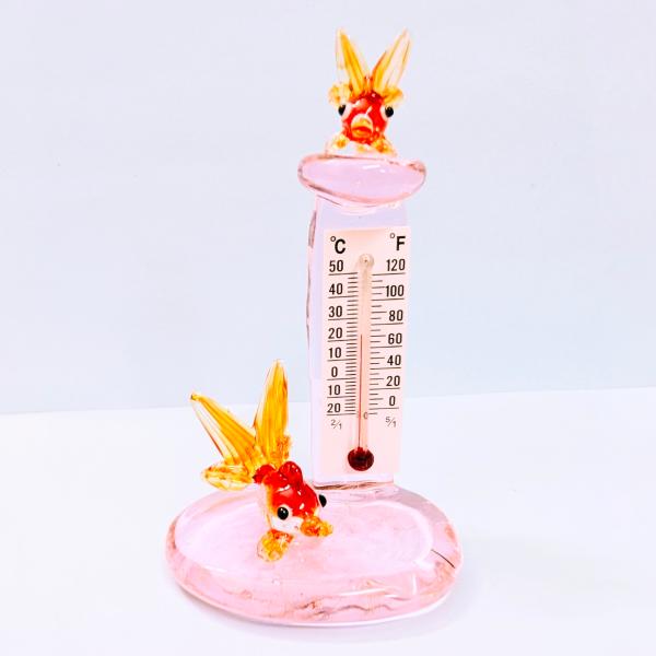 温度計（S)金魚赤クリア、台ピンクのガラス細工の置物です。後ろの金魚は別売りです。【大きさ】約高さ７５ミリ　　横幅４５ミリ　　　　　奥行３５ミリ＊商品は一つ一つ手造りのため大きさや色合いが写真と異なる場合がありますのでご了承をお願い致します。