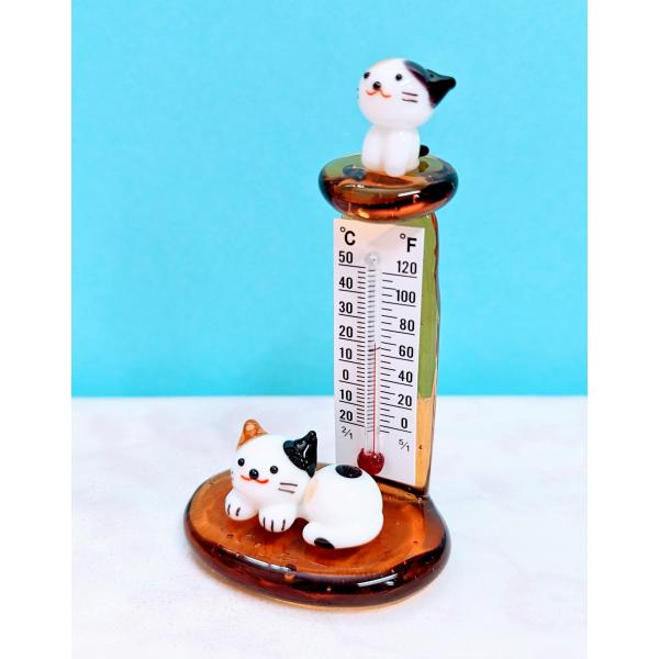 温度計（S）ミケネコのガラス細工の置物です。【大きさ】約高さ７５ミリ　　横幅４５ミリ　　　　　奥行３５ミリ＊商品は一つ一つ手造りのため大きさや色合いが写真と異なる場合がありますのでご了承をお願い致します。