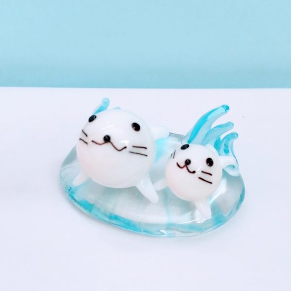 アザラシ2頭波台付Bのガラス細工の置物です。【大きさ】約高さ３０ミリ　　横幅４５ミリ　　　　　奥行３０ミリ＊商品は一つ一つ手造りのため大きさや色合いが写真と異なる場合がありますのでご了承をお願い致します。