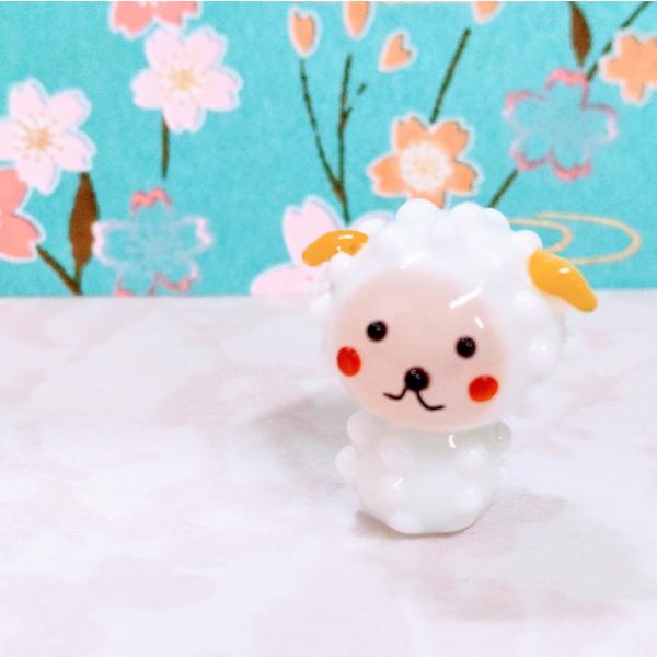 ヒツジ（M)のガラス細工の置物です。【大きさ】約高さ２０ミリ　　横幅２０ミリ　　　　　奥行１５ミリ＊商品は一つ一つ手造りのため大きさや色合いなどが写真と異なる場合がありますのでご了承をお願い致します。